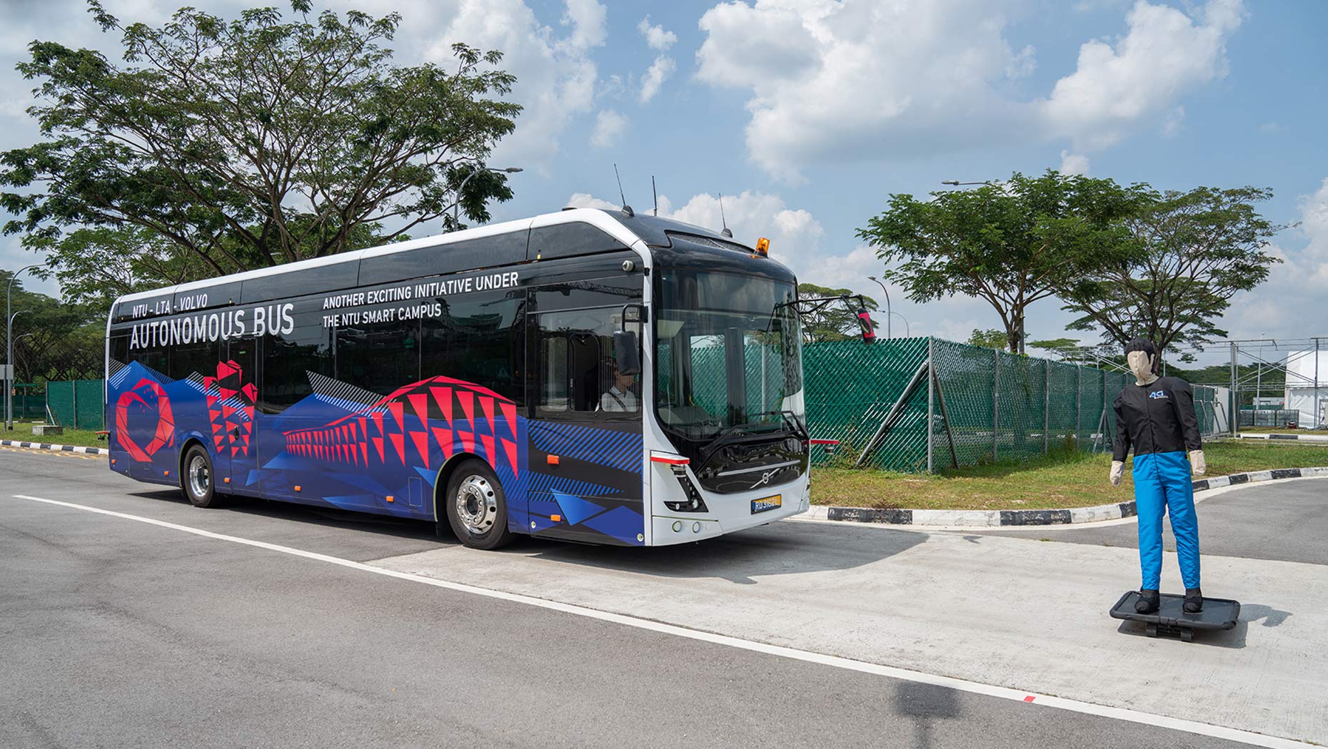 World’s first full size autonomous electric bus | Volvo Buses