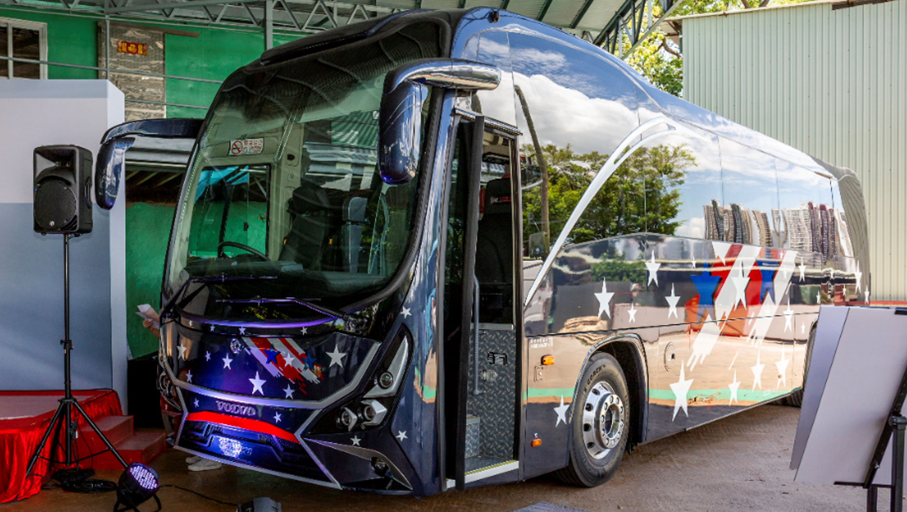 及躍達汽車交付香港首部B8R 70座旅遊巴 | Volvo Buses