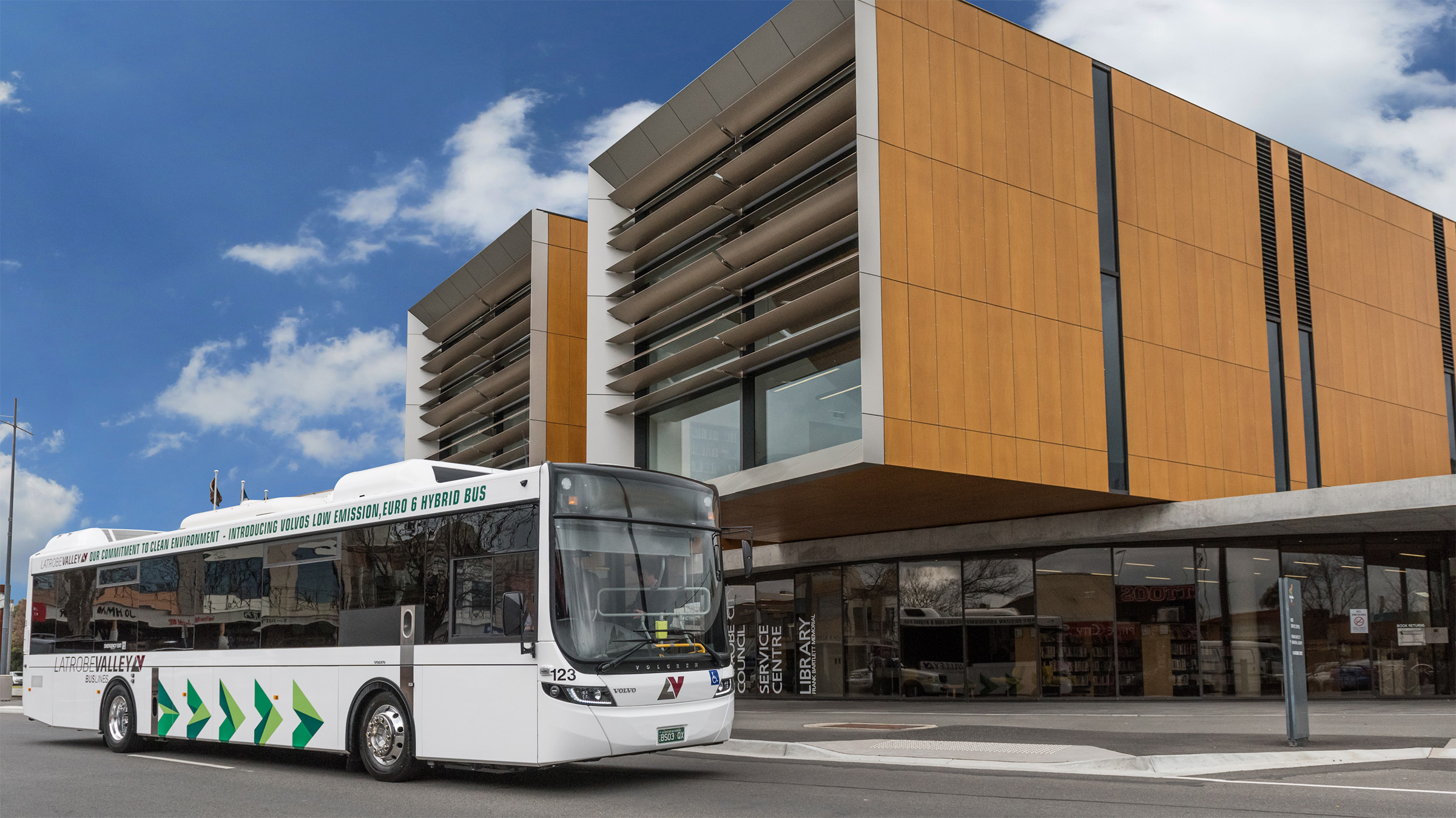 Volvo hybrids – a step towards full e-mobility | Volvo Buses