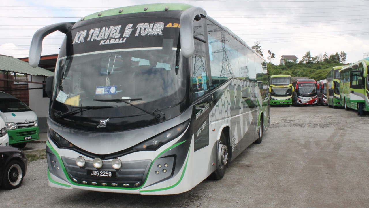 Airport Coach Goes the Distance with Volvo | Volvo Buses